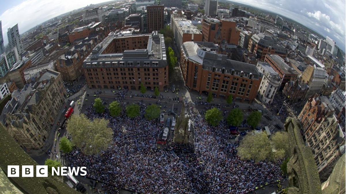 Manchester City in Premier League title victory parade - BBC News