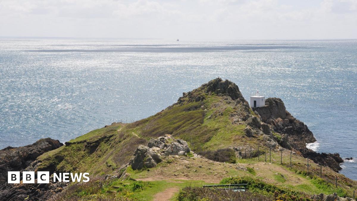 Guernsey Electricity uses cable ship to identify fault - BBC News