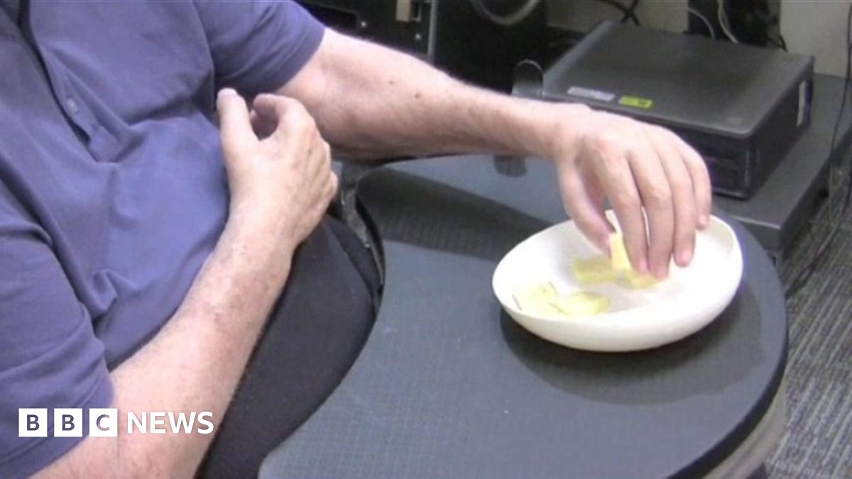 Nerve rewiring helps paralysed man move hand - BBC News