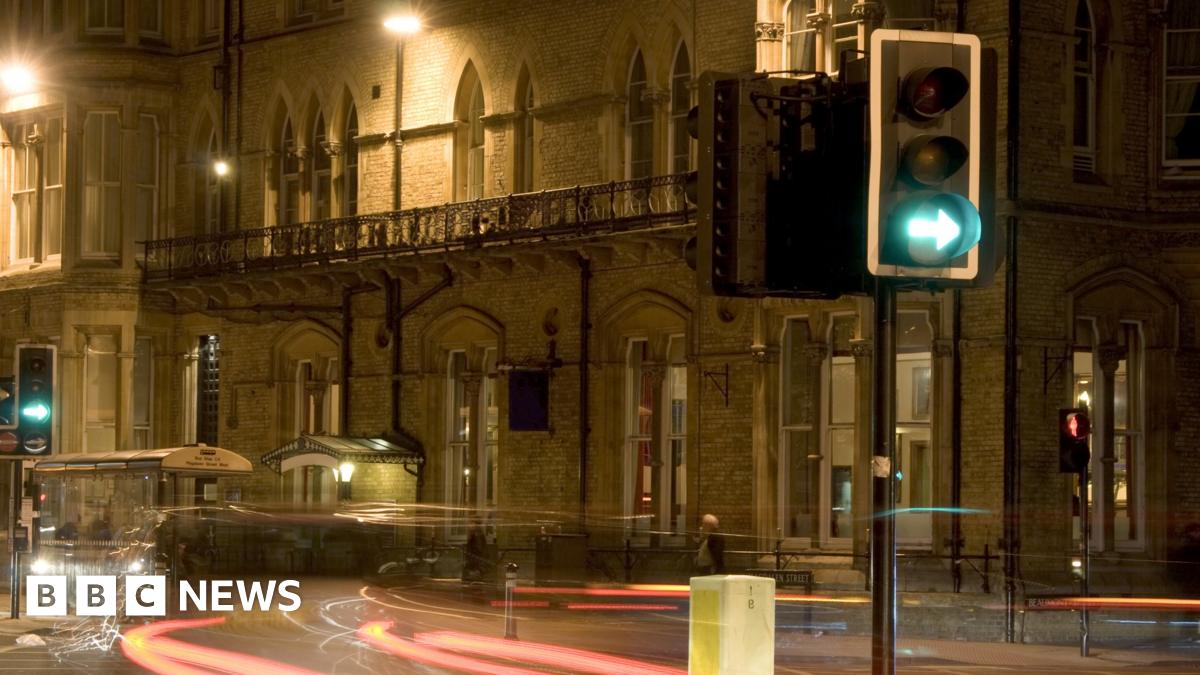 London traffic lights switch off 'could save £40m' - BBC News