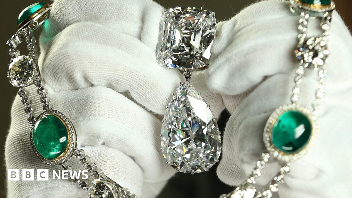 Jewellery from world's largest diamond to go on display - BBC News