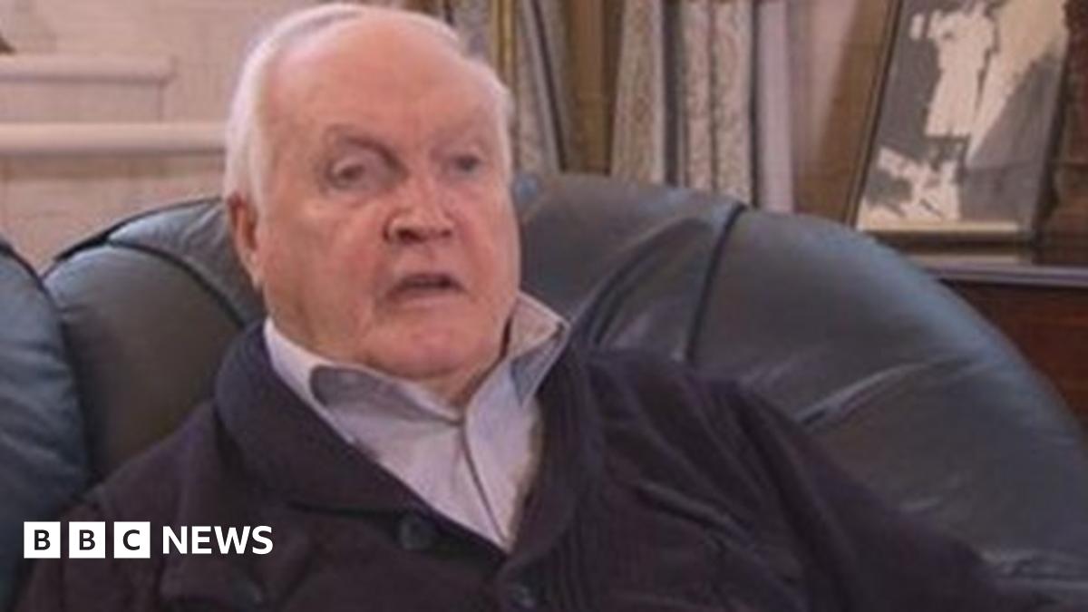 Scottish artist George Wyllie dies aged 90 - BBC News