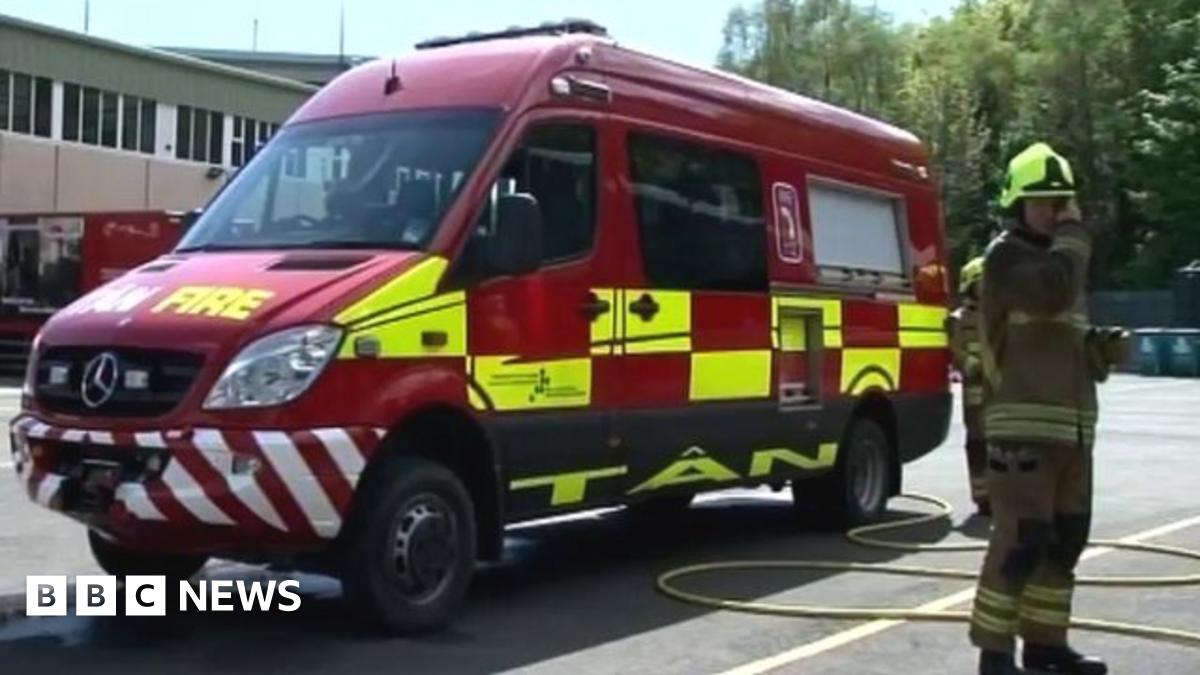 Fire service cuts warning in Mid and West Wales - BBC News