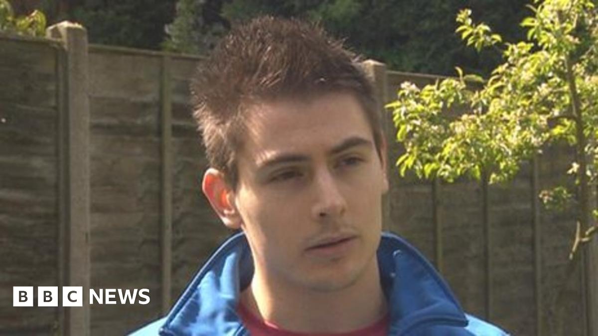 Man issues warning after Birmingham carjacking - BBC News