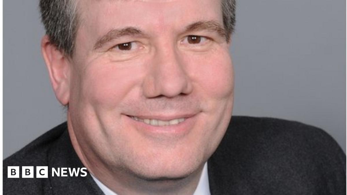 Senior civil servant Ian Watmore to leave Cabinet Office post - BBC News