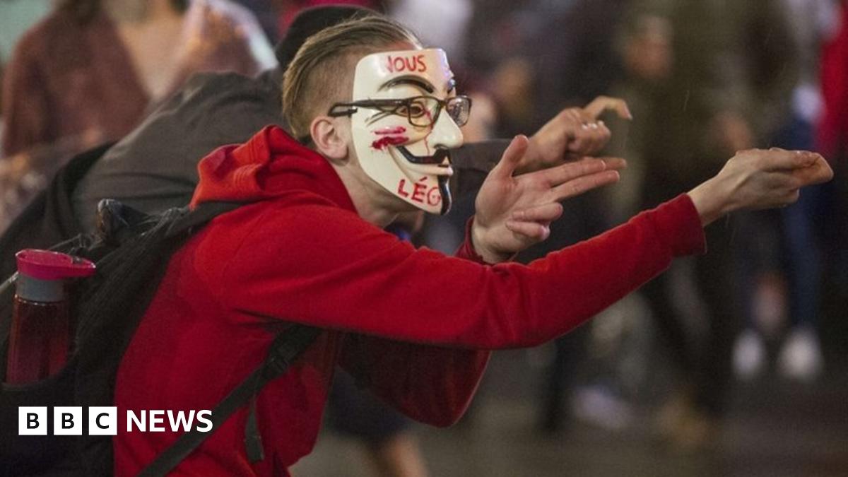 Quebec passes 'emergency bill' on student protests - BBC News