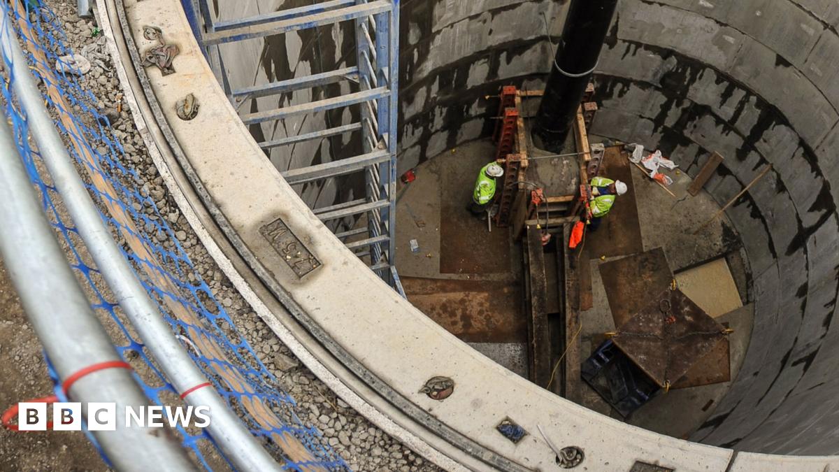 Flooding risk to Gipton homes reduced by storage tanks - BBC News