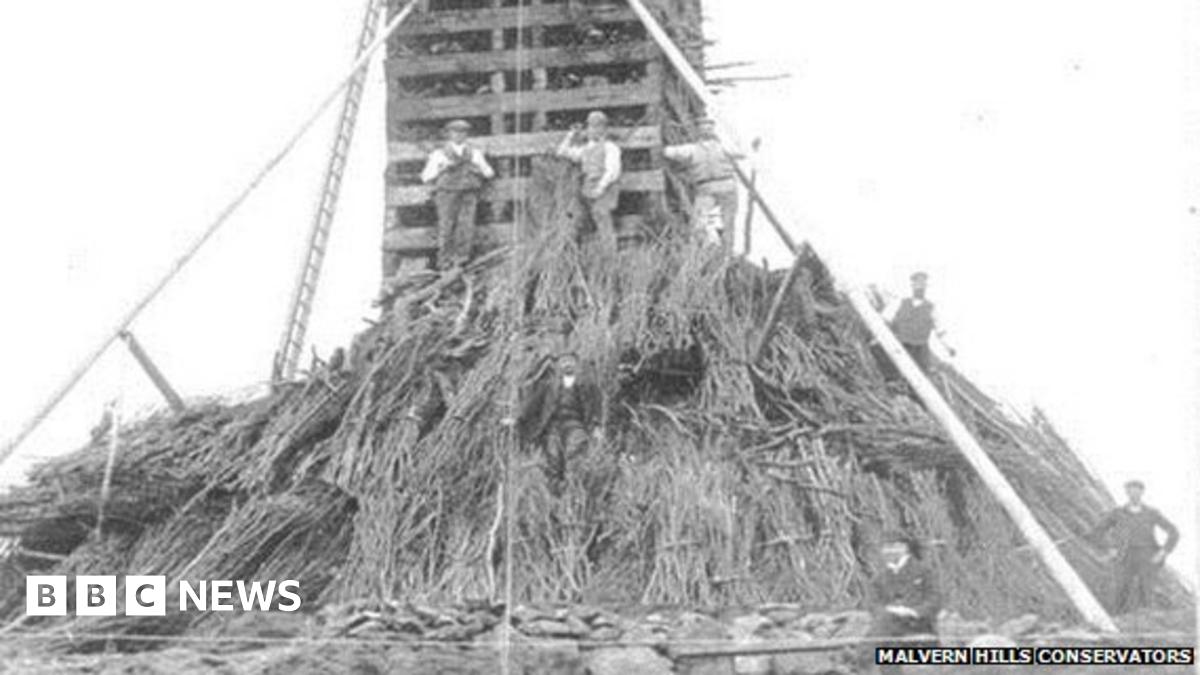 Worcestershire Beacon Jubilee bonfire maintains tradition - BBC News