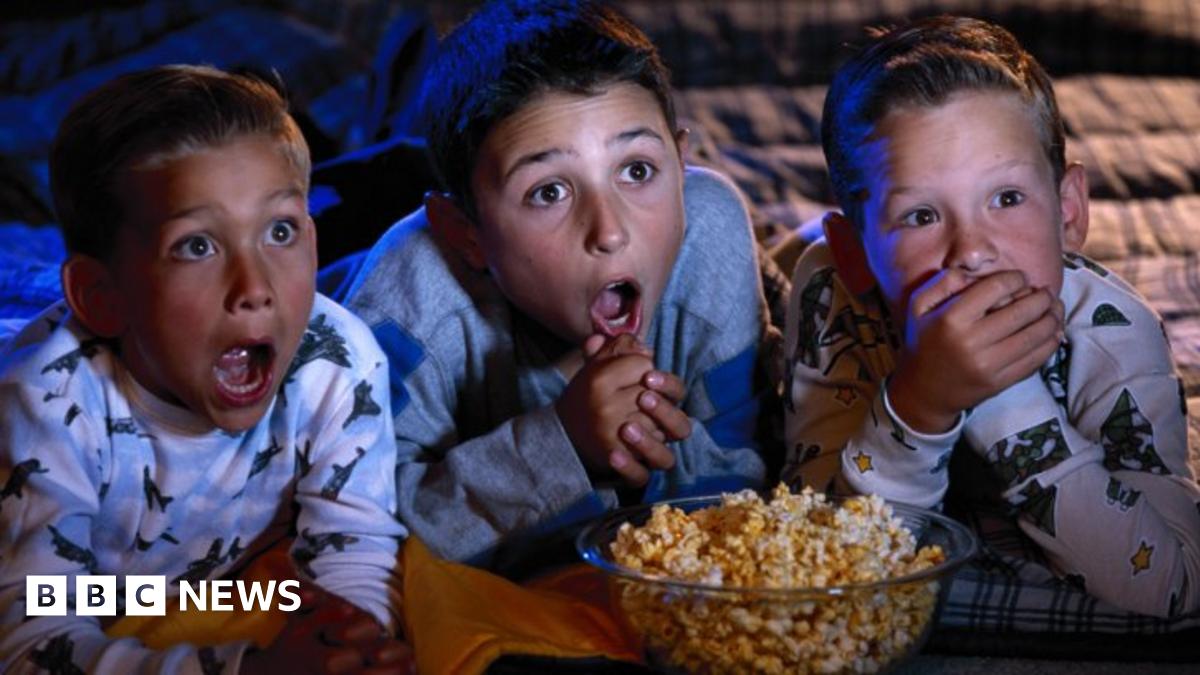 Childhood 'screen time': Warning over TV and computers - BBC News