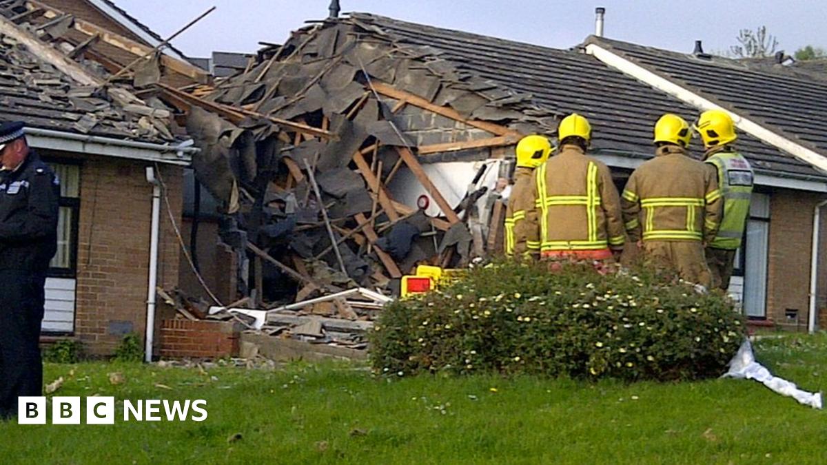 Six seriously injured in gas explosion in Gateshead - BBC News