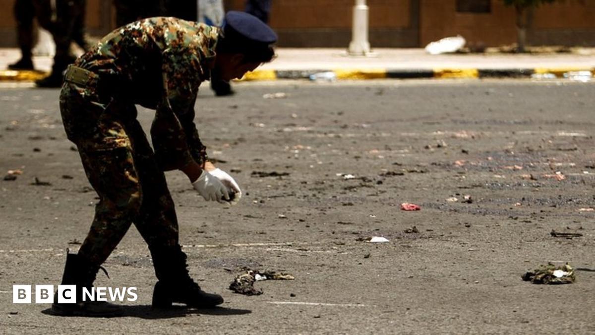 Raids strike al-Qaeda bases in Yemen - BBC News