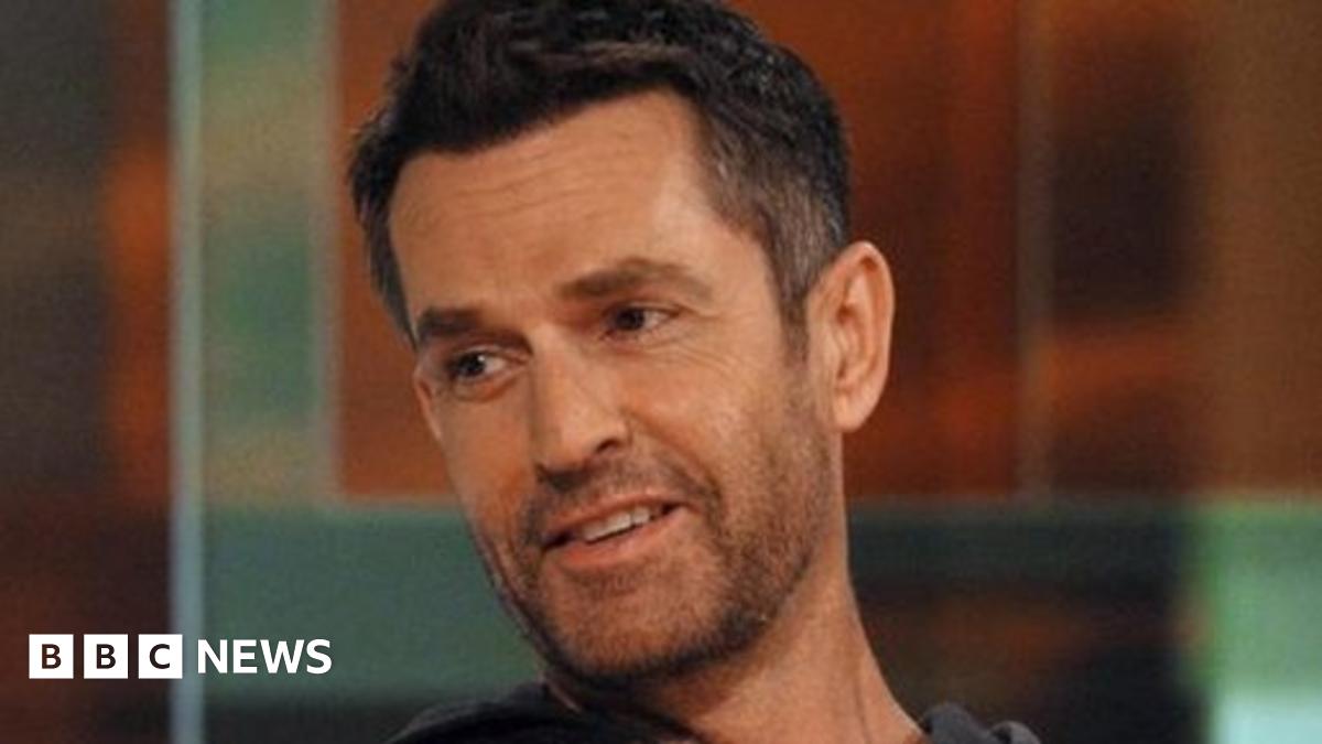 Rupert Everett to make director debut on Wilde biopic - BBC News