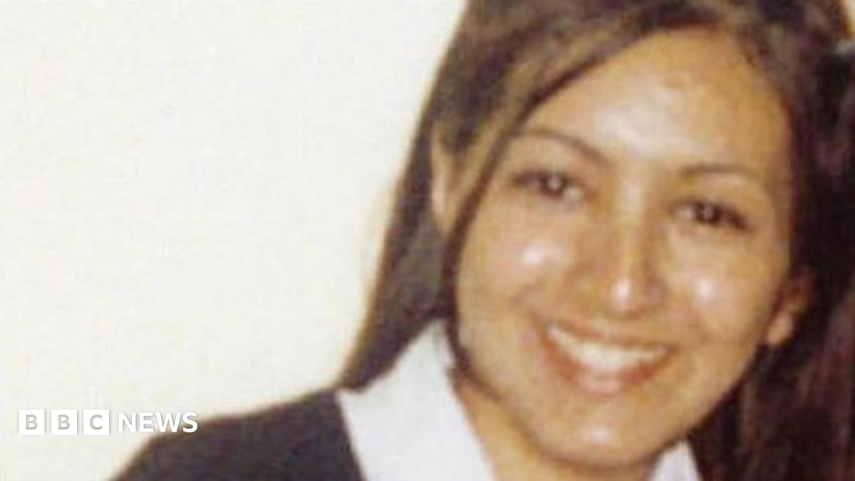 Shafilea Ahmed death: Sister admits silent phone calls - BBC News