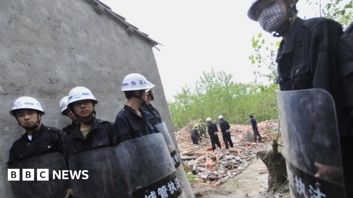 China local government 'chengguan' enforcers 'abusive' - BBC News