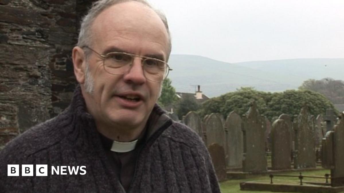 London 2012: Isle of Man vicar to carry Olympic torch - BBC News
