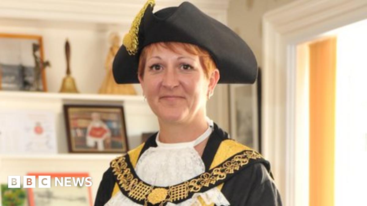 Child joke council meeting pledge from new Derby mayor - BBC News