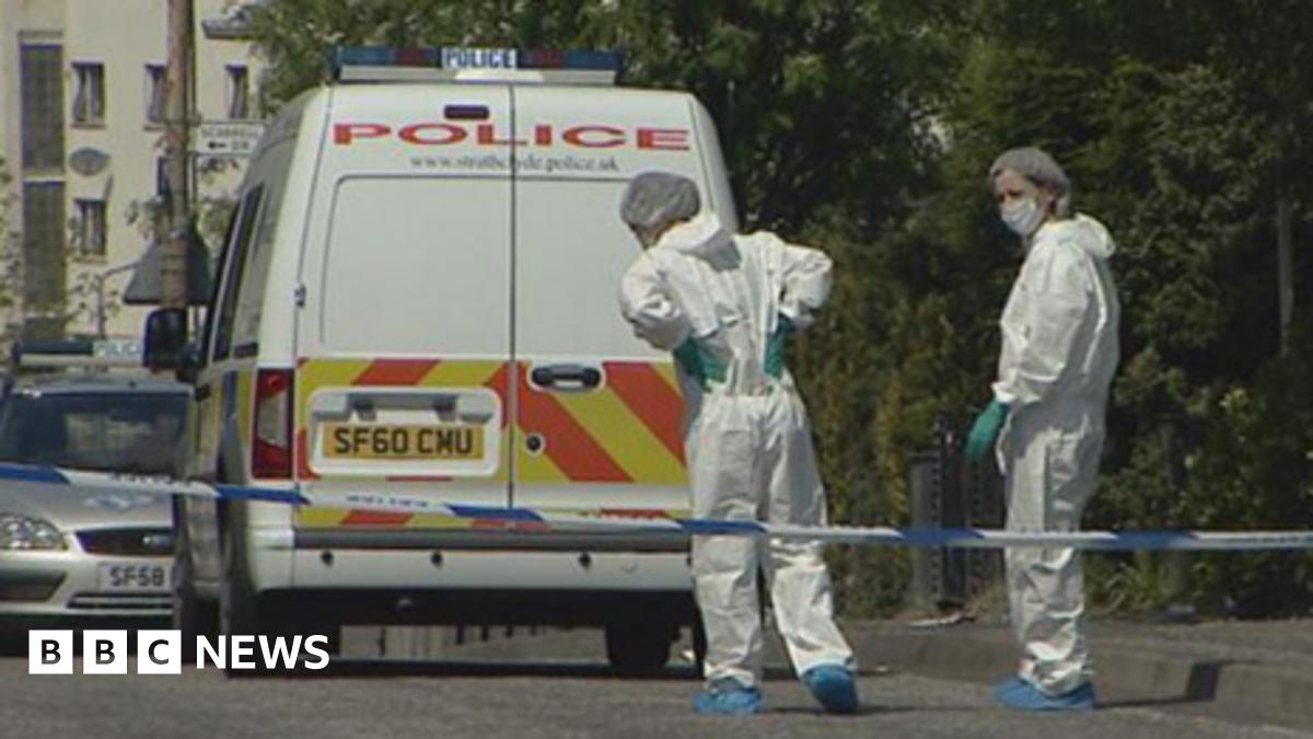 Murder probe over street stabbing in Castlemilk, Glasgow - BBC News