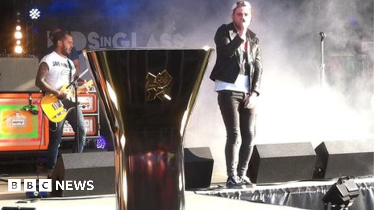 Olympic torch relay: Crowds celebrate at Swansea torch concert - BBC News