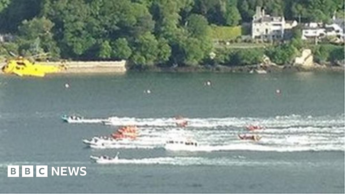 Flame relay takes to water in Menai Strait flotilla - BBC News