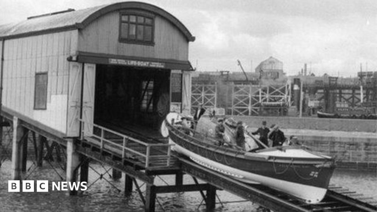 Seaham boathouse restoration under way - BBC News