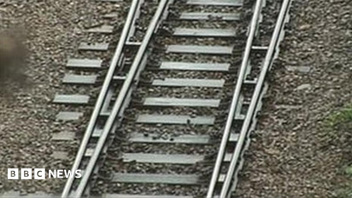 Work on Kemble to Swindon railway line starts - BBC News