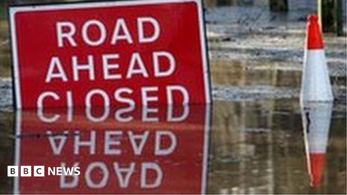 Doorway flood barriers handed to 60 homes in Cardigan - BBC News
