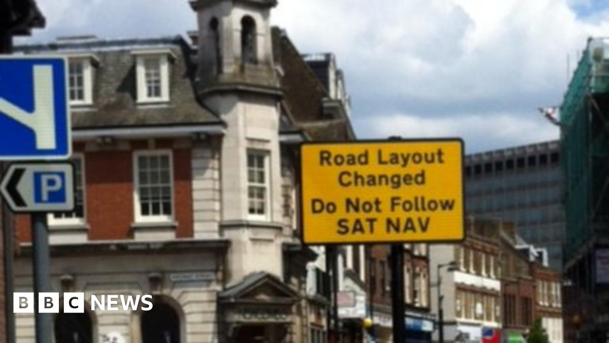 Sat-nav warning signs at Chatham bus station - BBC News