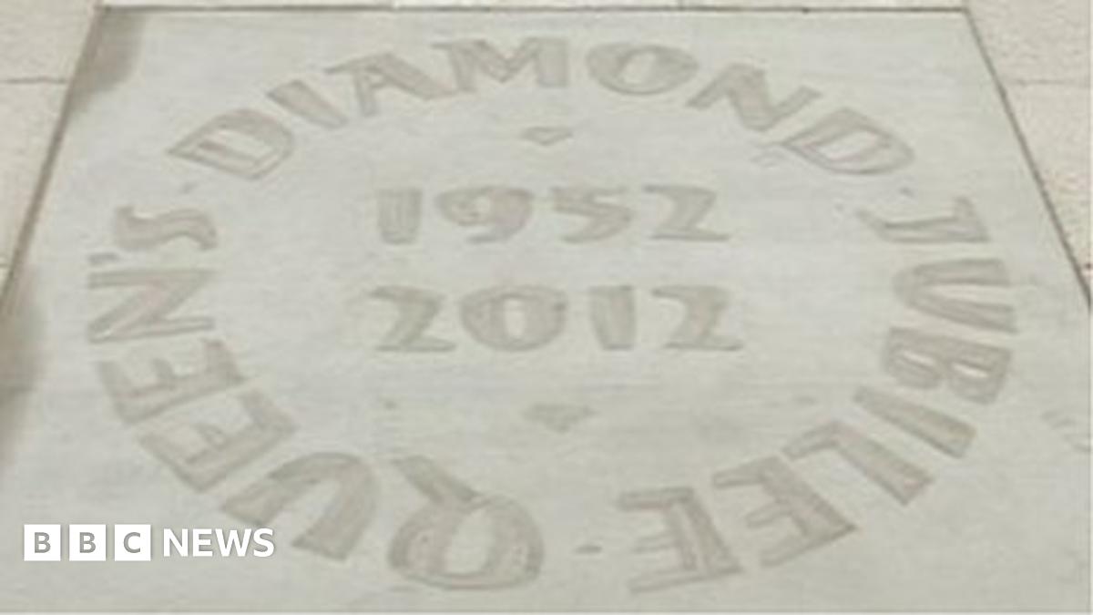 Wimborne town square reopens with new Jubilee stone - BBC News