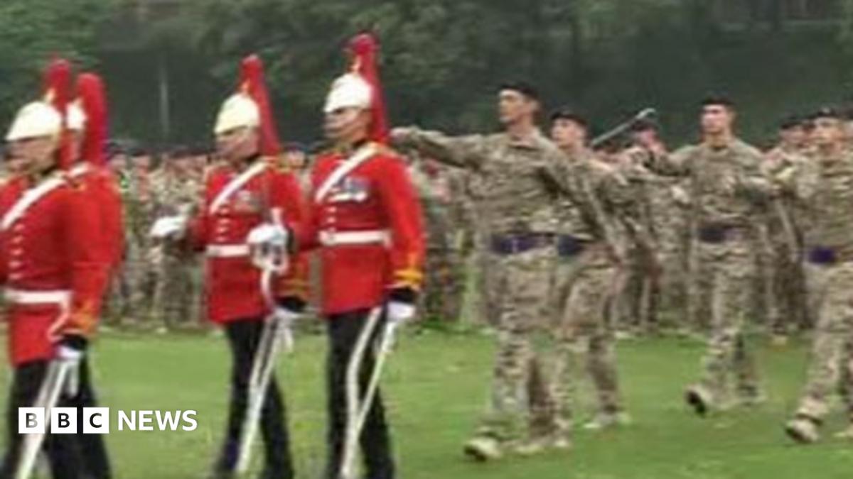 Diamond jubilee: Soldiers parade through Cardiff - BBC News