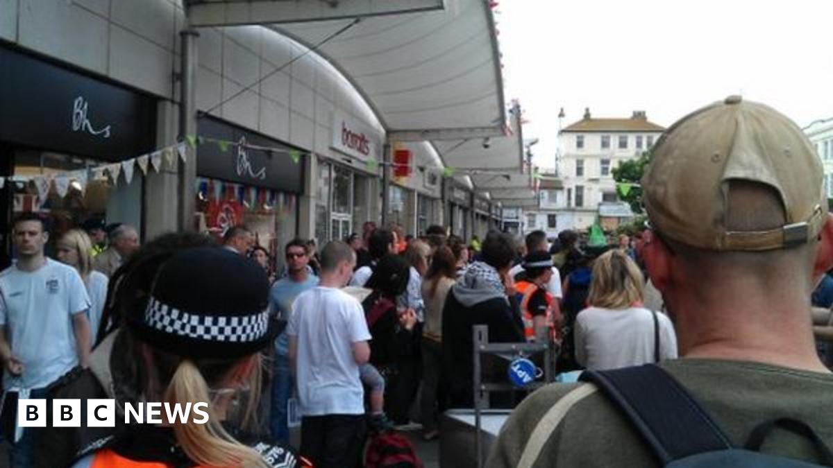 Police re-route anti-fascist march in Brighton - BBC News