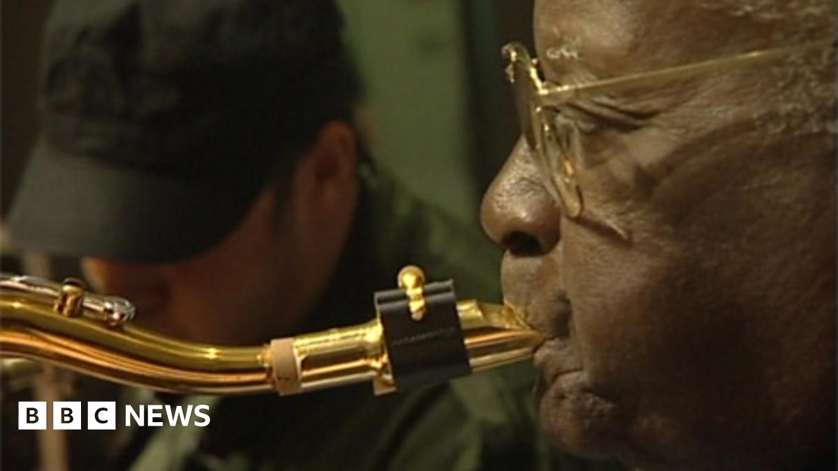 Jazz saxophonist Andy Hamilton dies - BBC News