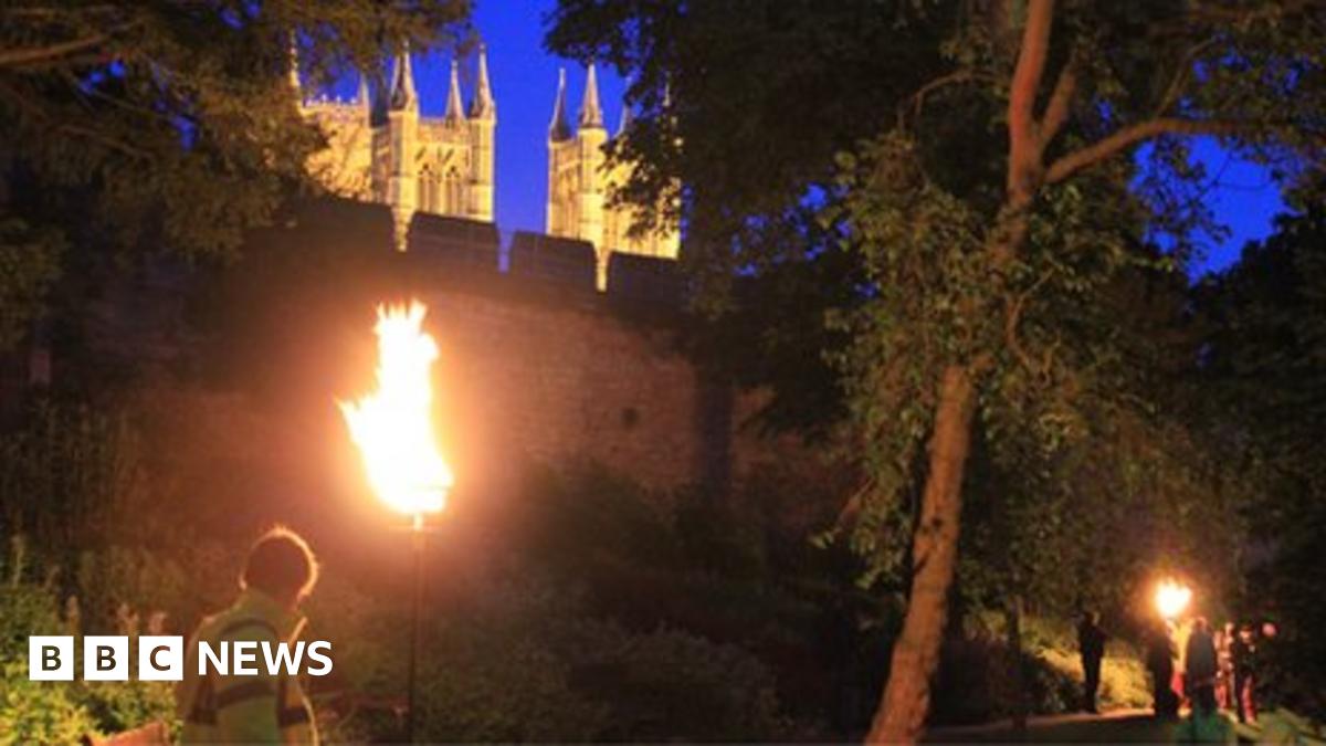 Queen's Jubilee beacons lit in Lincolnshire - BBC News