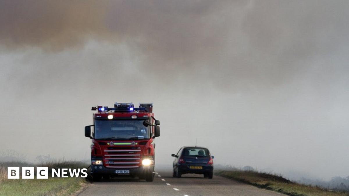 Highland fire crews continue to battle Caithness wild fires - BBC News