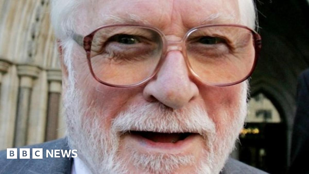 Leeds United's Ken Bates to pay Melvyn Levi compensation - BBC News