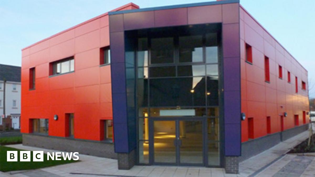 Birmingham Shard End library officially opens - BBC News