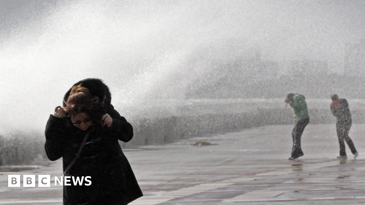 How the jet stream changes UK weather - BBC News