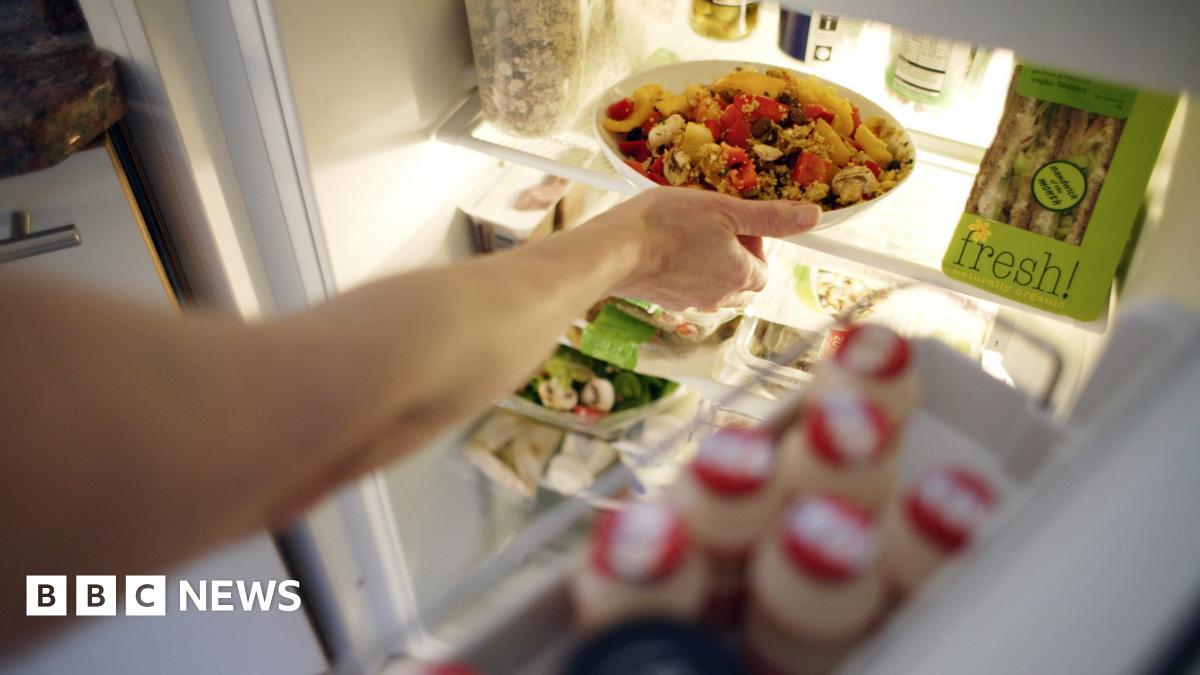 People 'taking more food risks' - BBC News