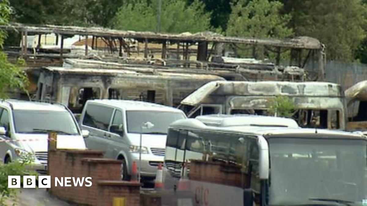 Police probe 'deliberate' bus fire in Edinburgh - BBC News
