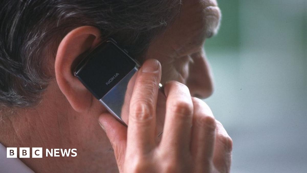 Phone hacking: Five files on journalists handed to CPS - BBC News