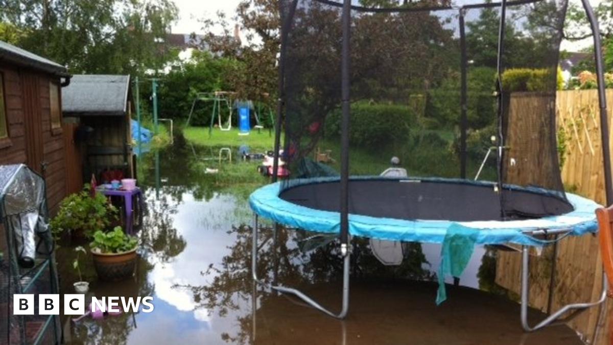 Clean-up follows south Belfast flash flooding - BBC News