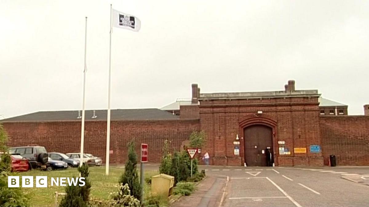 Norwich Prison: Some inmates 'too frightened to leave cells' - BBC News