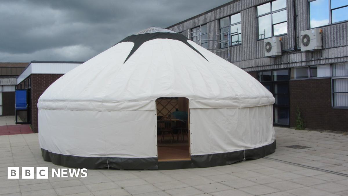 Corfe Hills School in Dorset uses yurt - BBC News