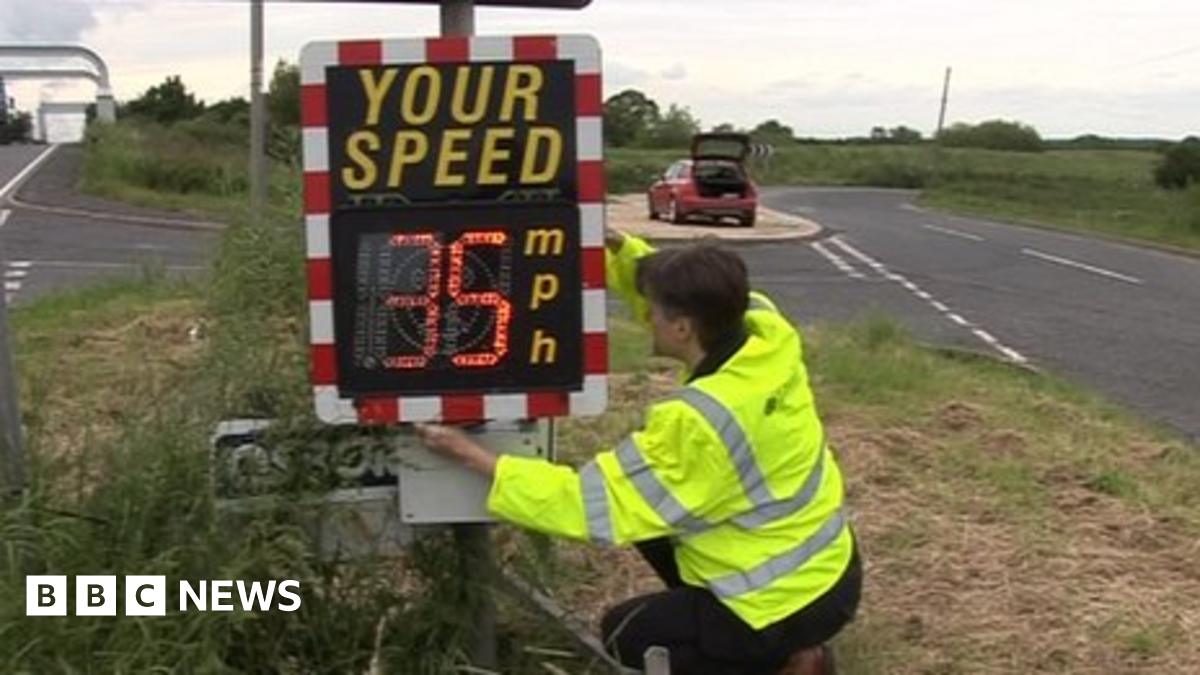 Speed signs for A614 at East Cowick after fatal crash - BBC News