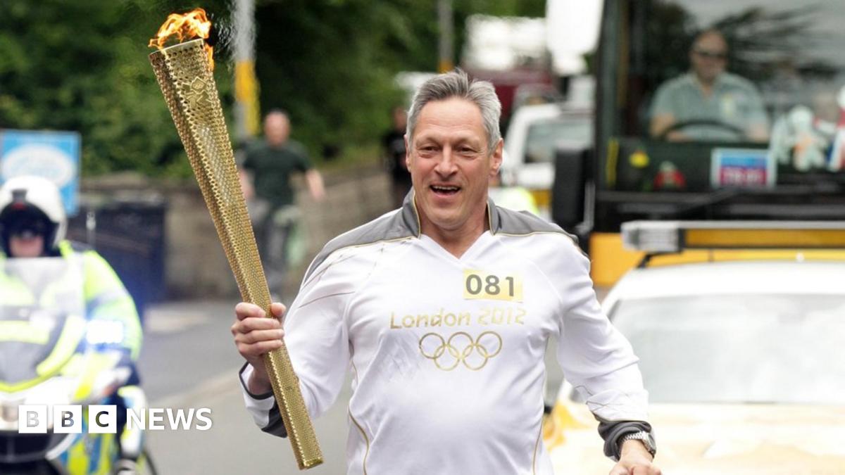 Olympic torch: Allan Wells carries flame in Borders - BBC News