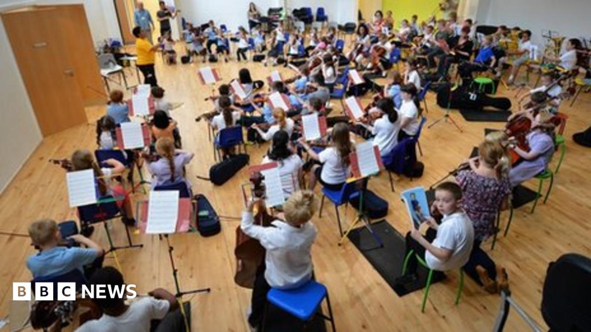 Stirling and Glasgow Big Noise orchestra schemes praised - BBC News