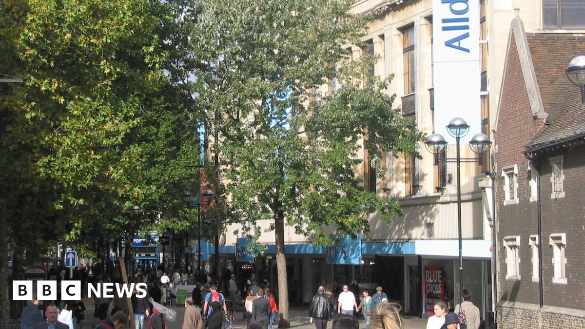 Allders store in Croydon goes into administration - BBC News