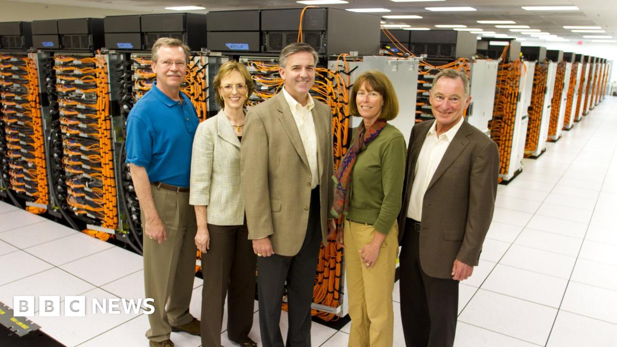 IBM supercomputer overtakes Fujitsu as world's fastest - BBC News