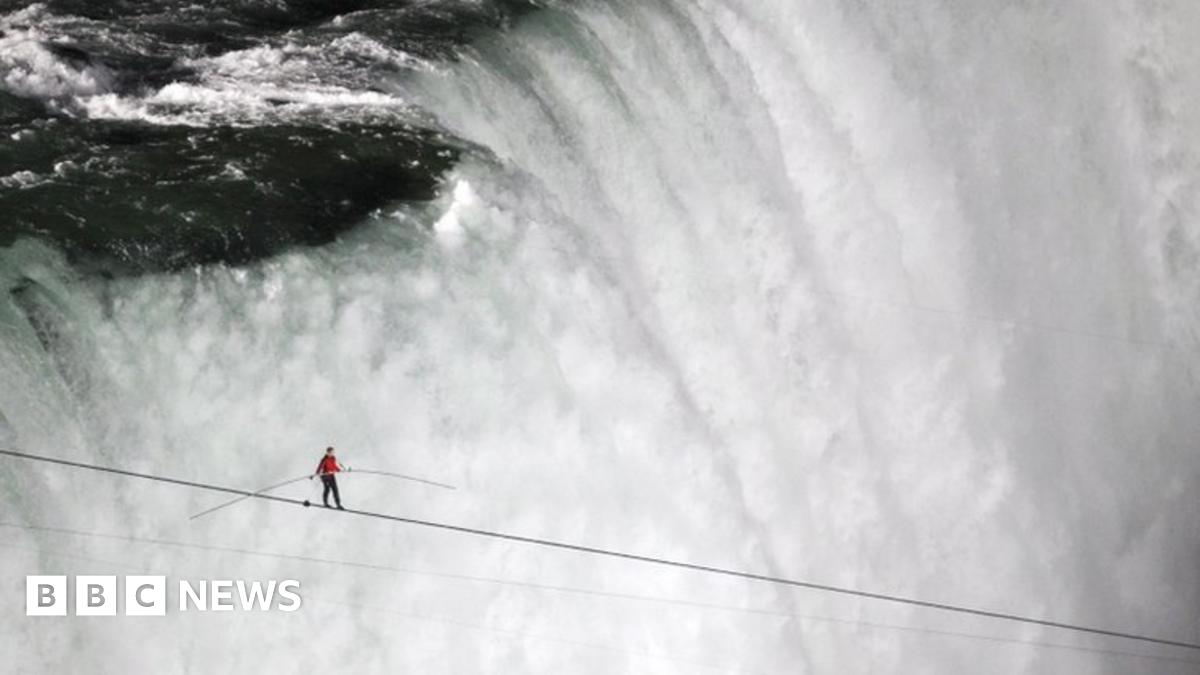 Nik Wallenda completes Niagara Falls tightrope walk - BBC News