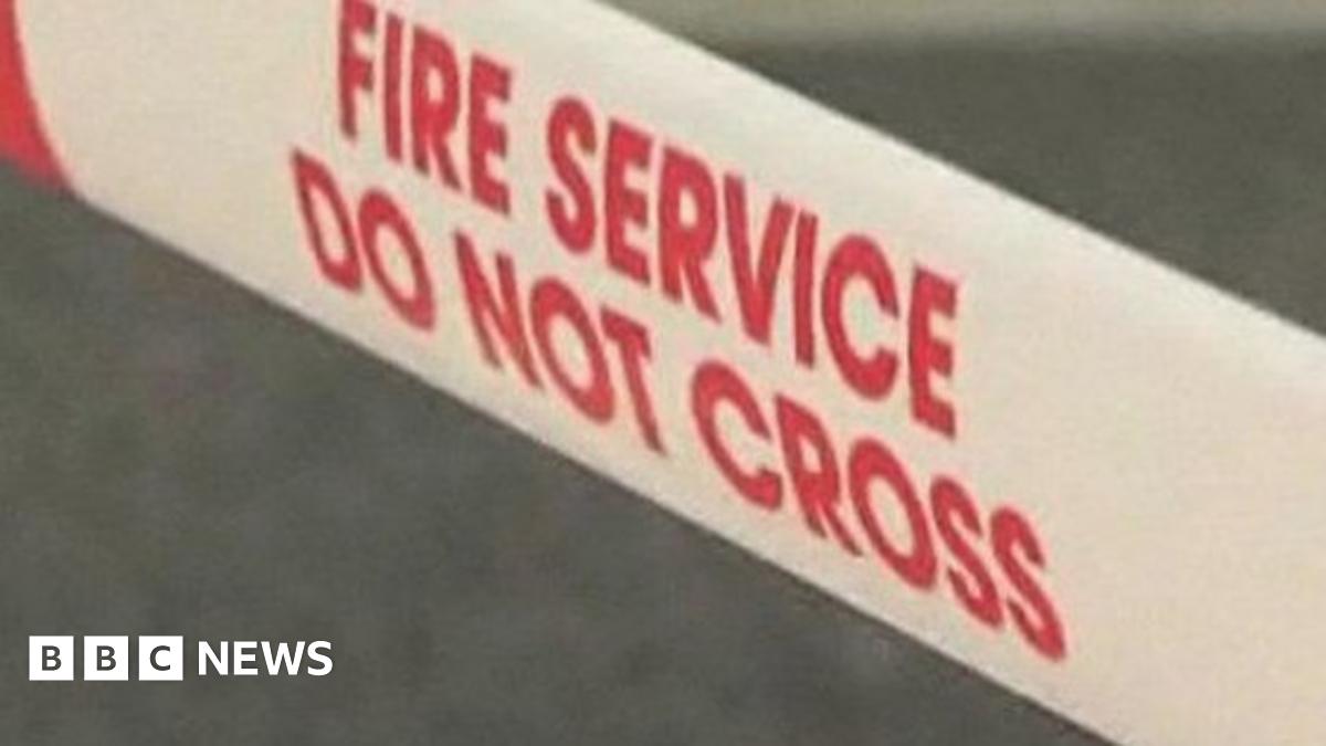 Oxfordshire fire crews tackle Banbury chemical blaze - BBC News