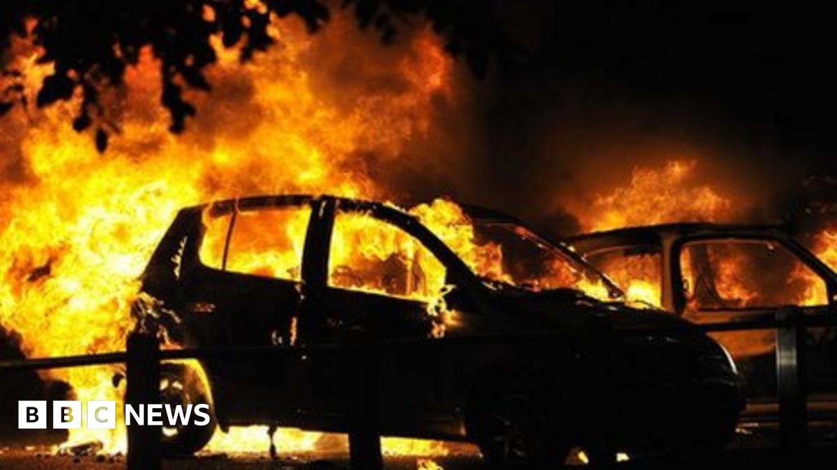 Bus workers given MBE for bravery during London riots - BBC News